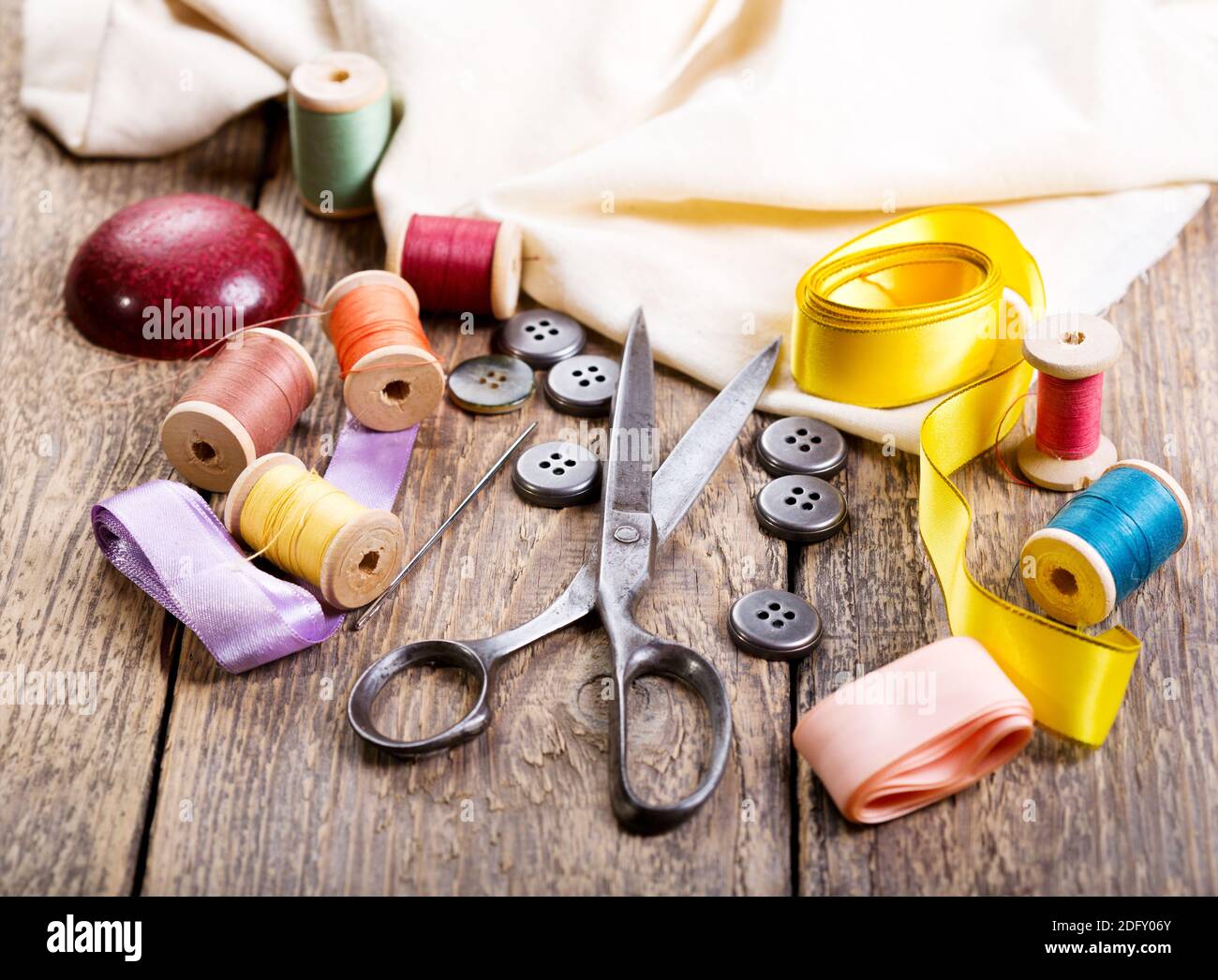 Scissors and buttons hi-res stock photography and images - Alamy