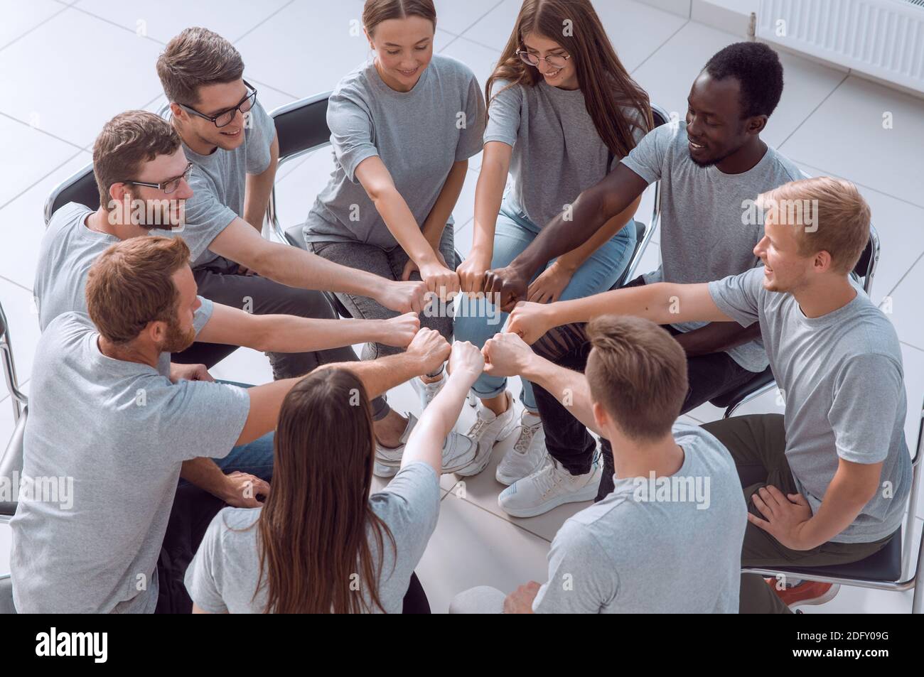Group students making circle hi-res stock photography and images - Alamy