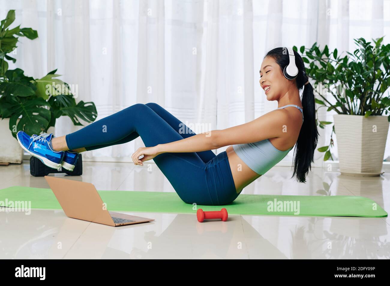Woman doing abs exercise hi-res stock photography and images - Alamy