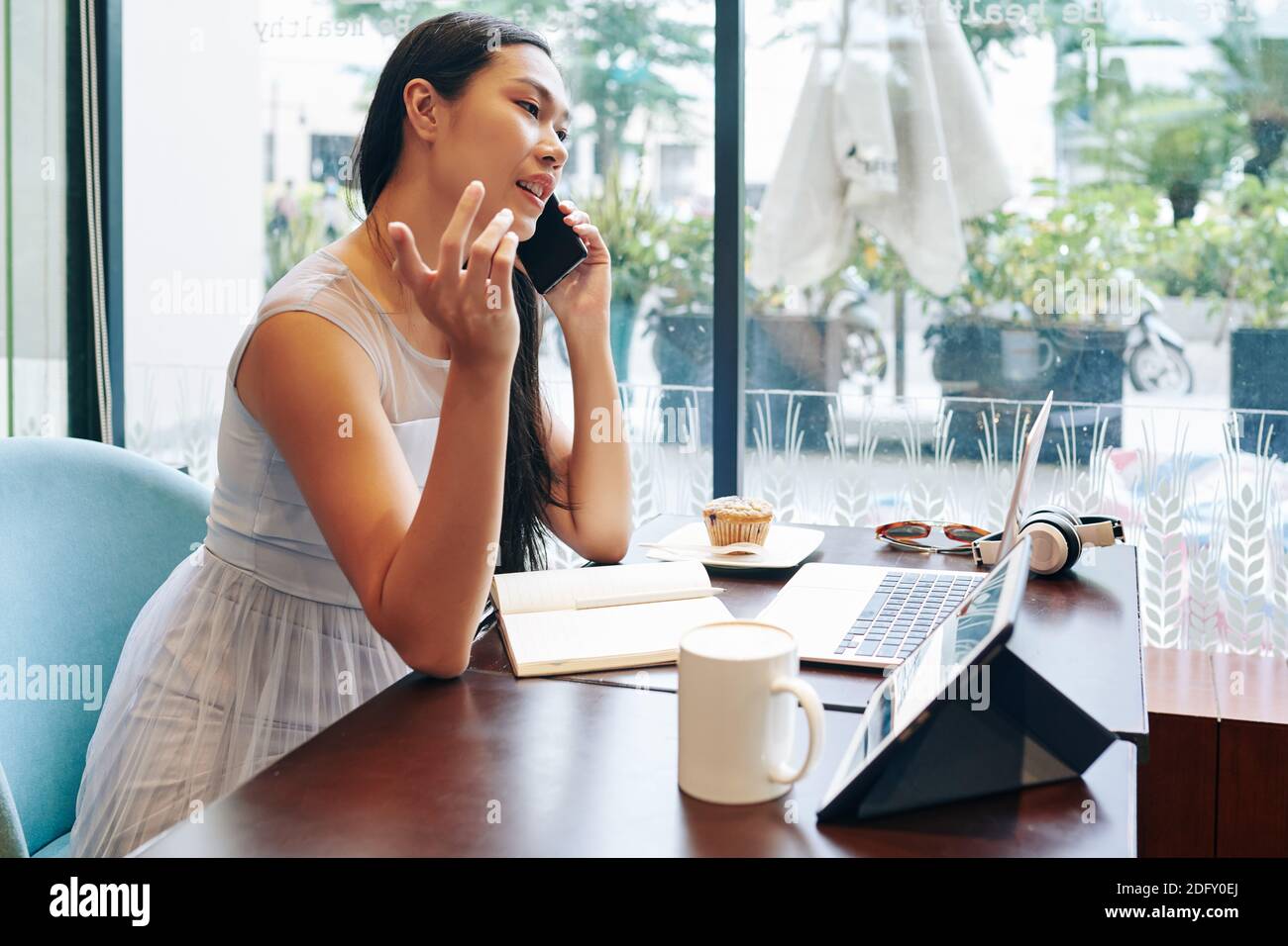 Woman making business phone call Stock Photo - Alamy
