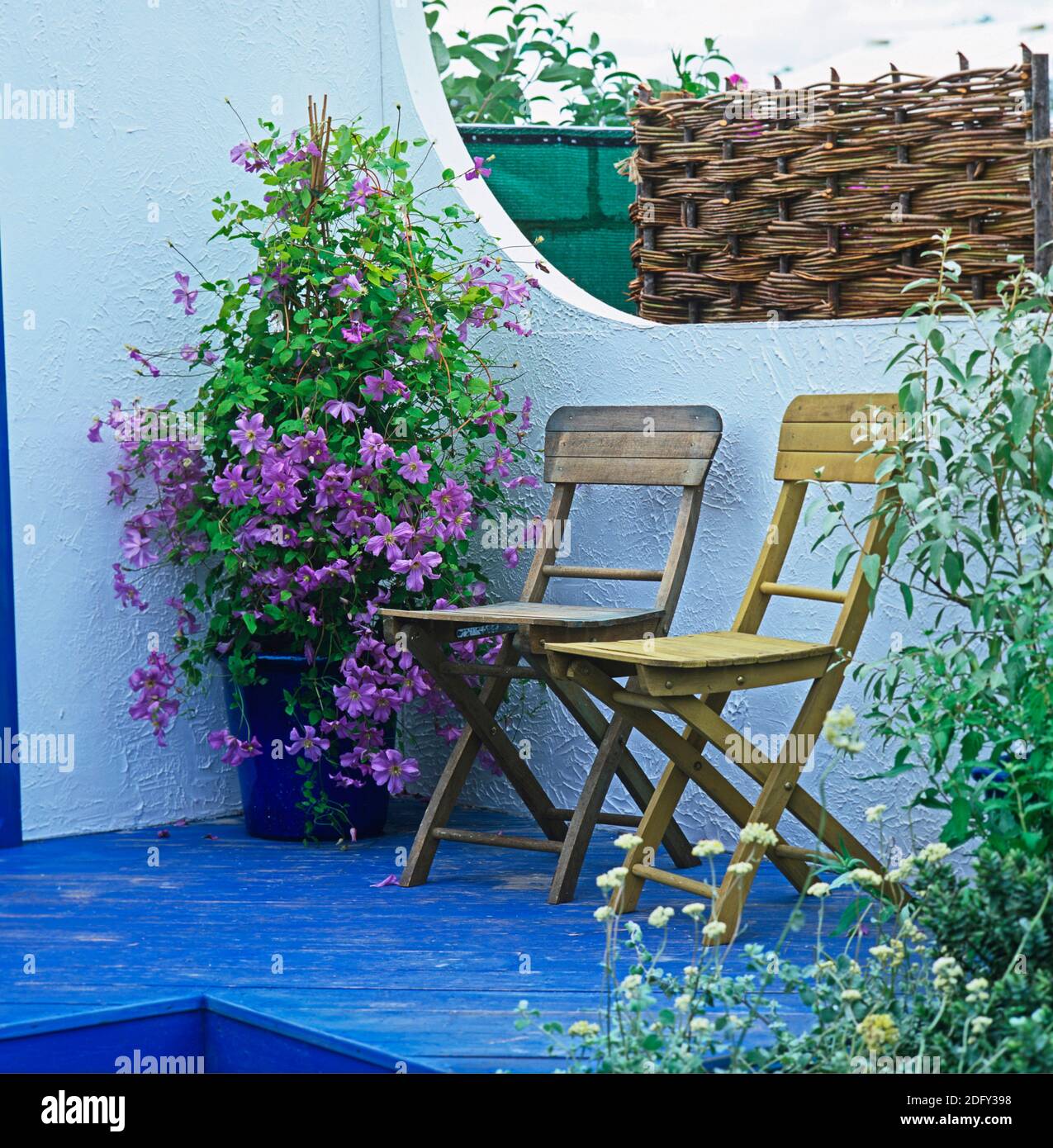 Decking garden hi-res stock photography and images - Alamy