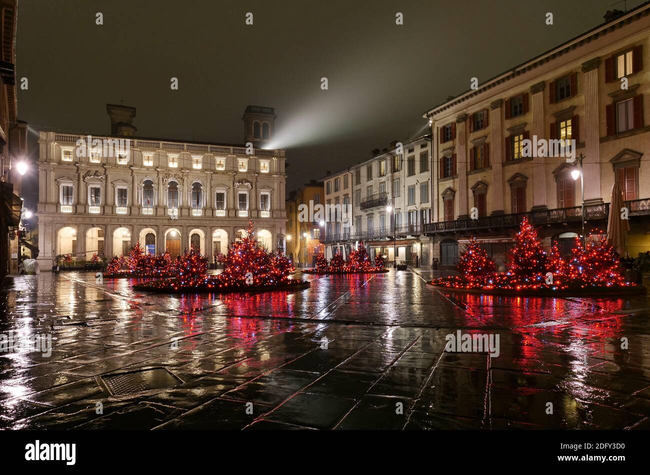 Piazza Vecchia Bergamo alta with christmas decorations, Lombardy, Italy ...