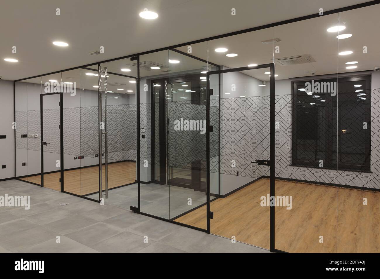 Transparent office doors hi-res stock photography and images - Alamy