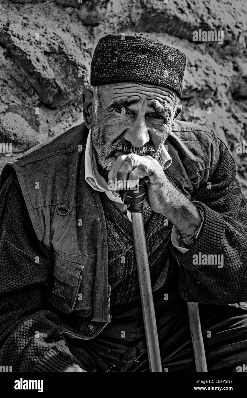 Iranian old man portrait hi-res stock photography and images - Alamy