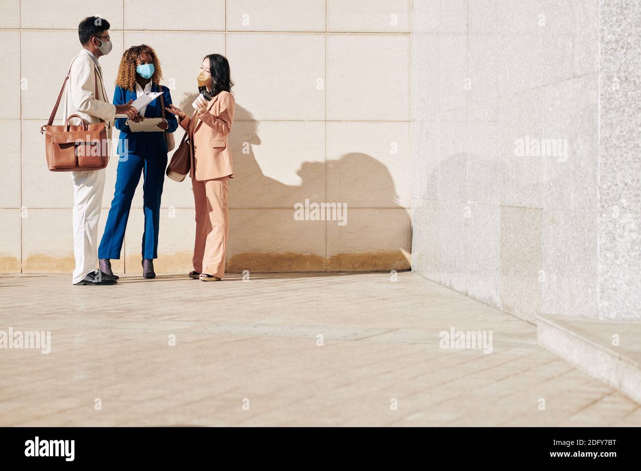 Quick briefing before meeting Stock Photo - Alamy