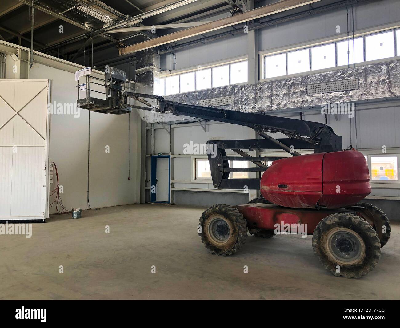 Lifting vehicle platform works inside industrial building Stock Photo ...