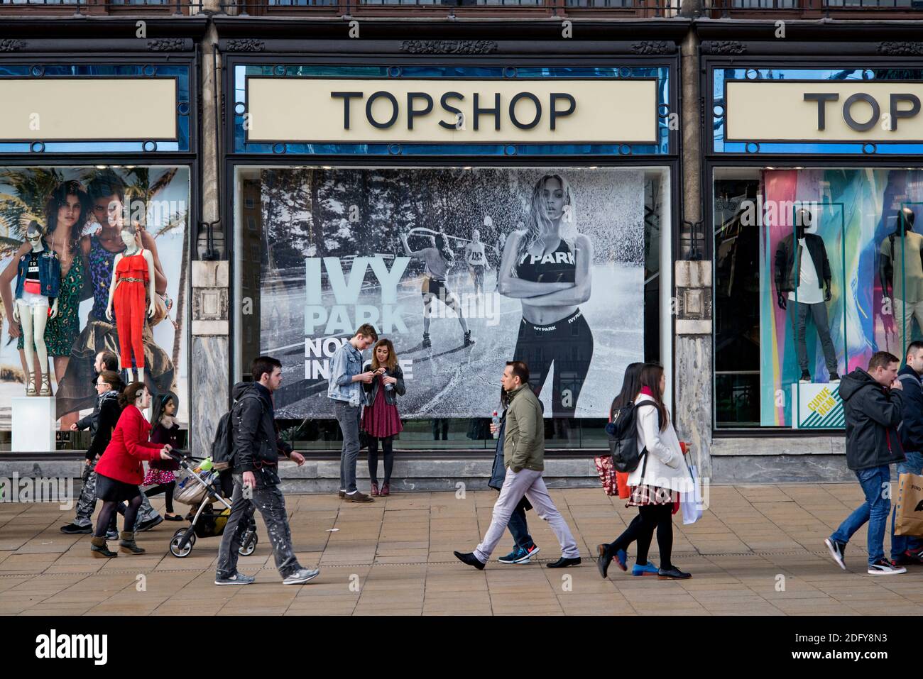Edinburgh high street hi-res stock photography and images - Alamy