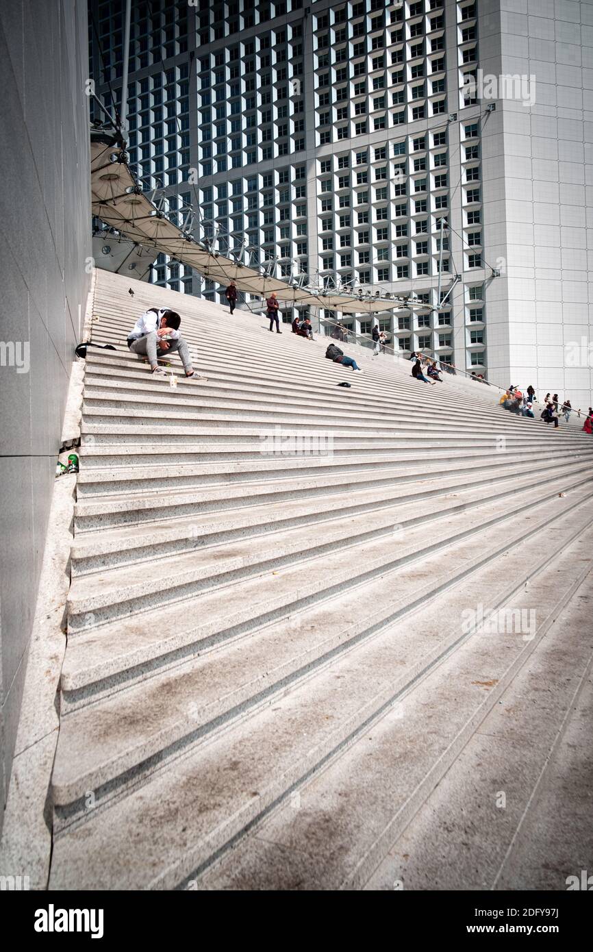 People sitting on steps grande hi-res stock photography and images - Alamy