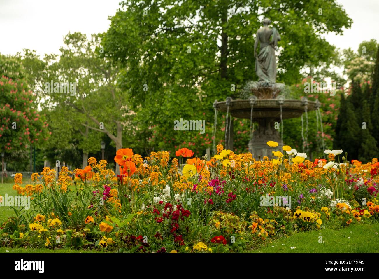 Pretty fountain in a small park in the centre of Paris Stock Photo - Alamy