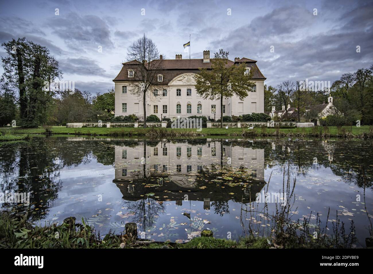 View of the Branitz Castle with the reflection in the pond Stock Photo ...