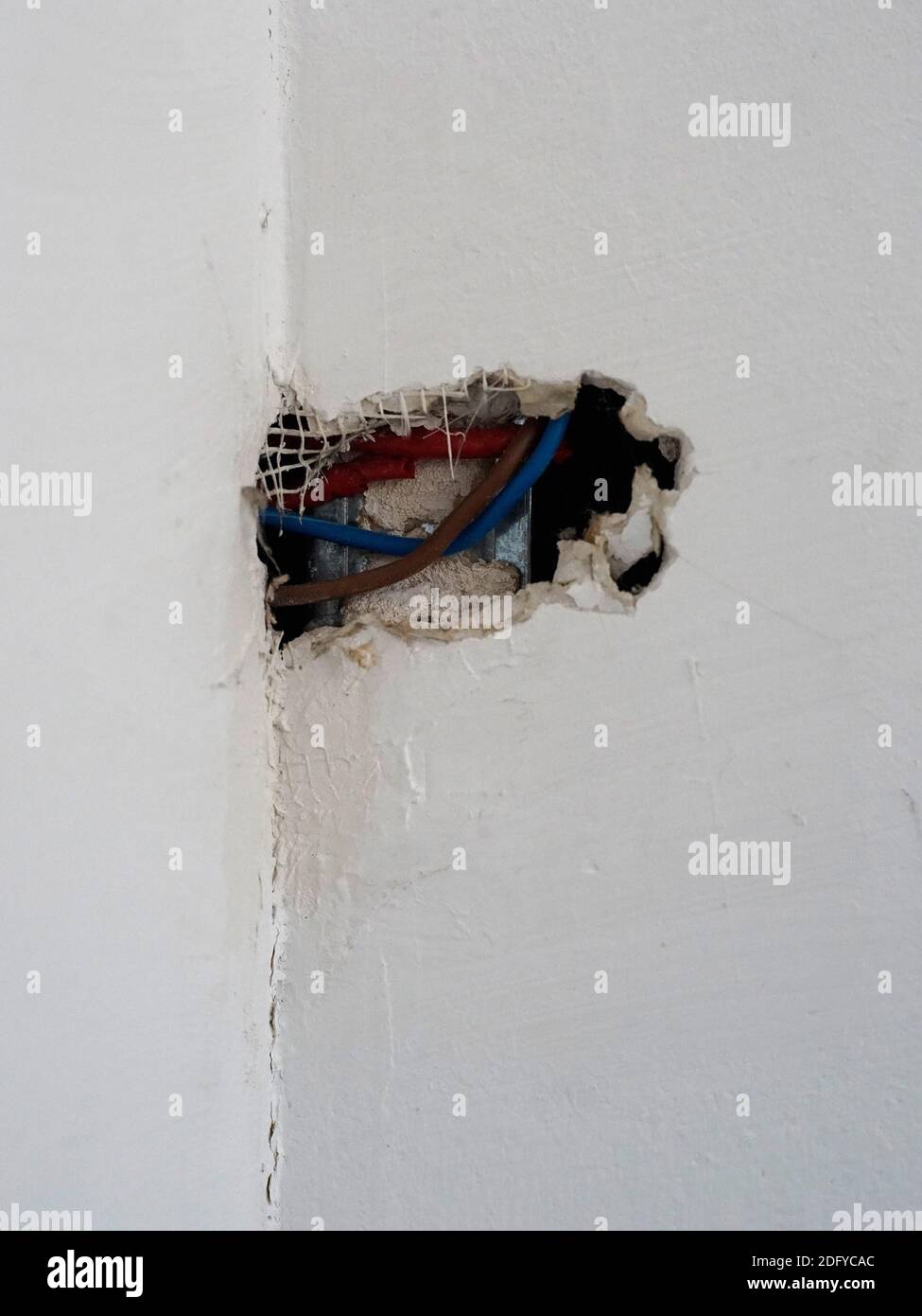 Visible wires hi-res stock photography and images - Alamy