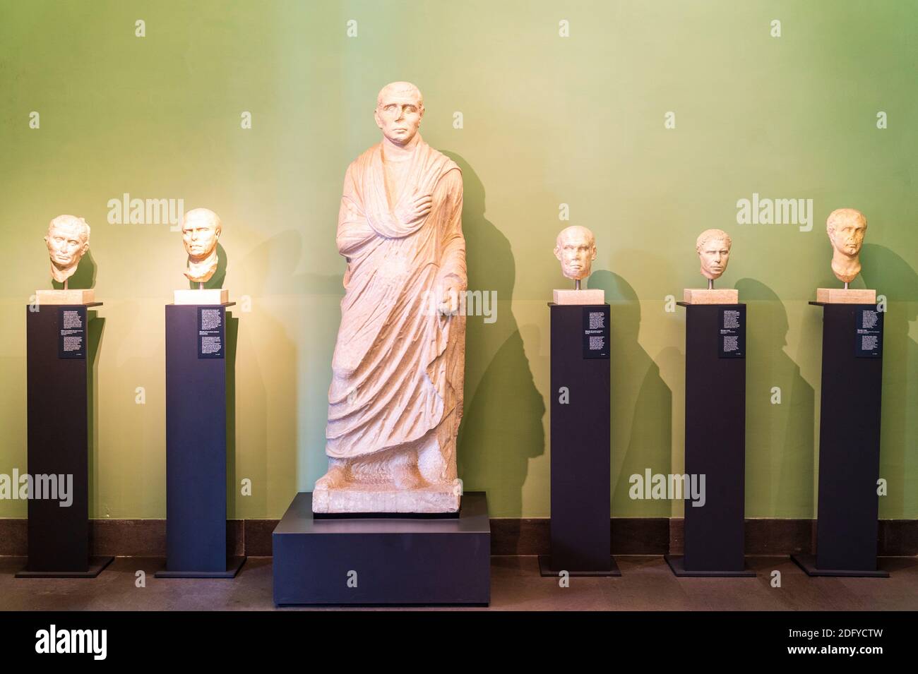 Roman heads hi-res stock photography and images - Alamy