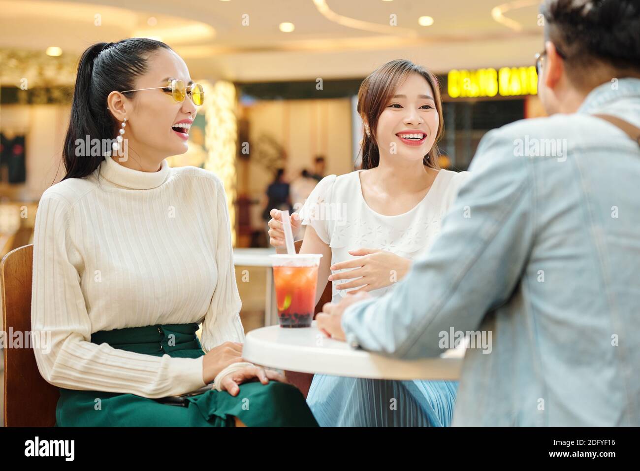 Friends iced tea hi-res stock photography and images - Alamy