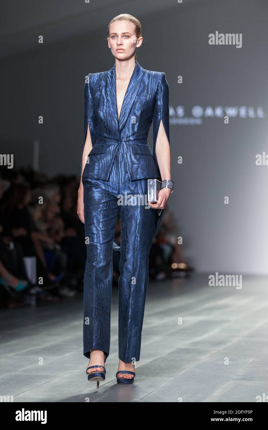 Suit models hi-res stock photography and images - Alamy