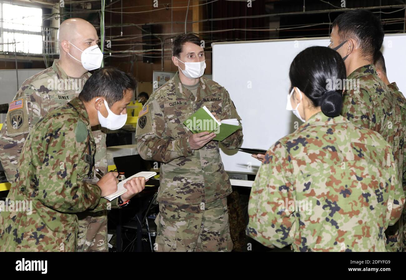 Japanese Ground Self-Defense Force personnel and U.S. soldiers take ...