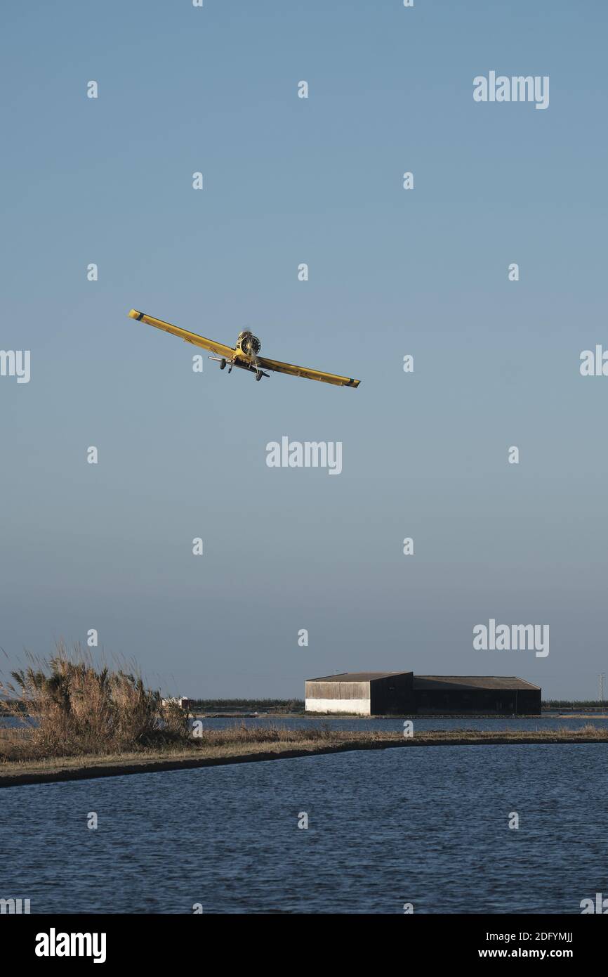 A plane flying over corn field hi-res stock photography and images - Alamy