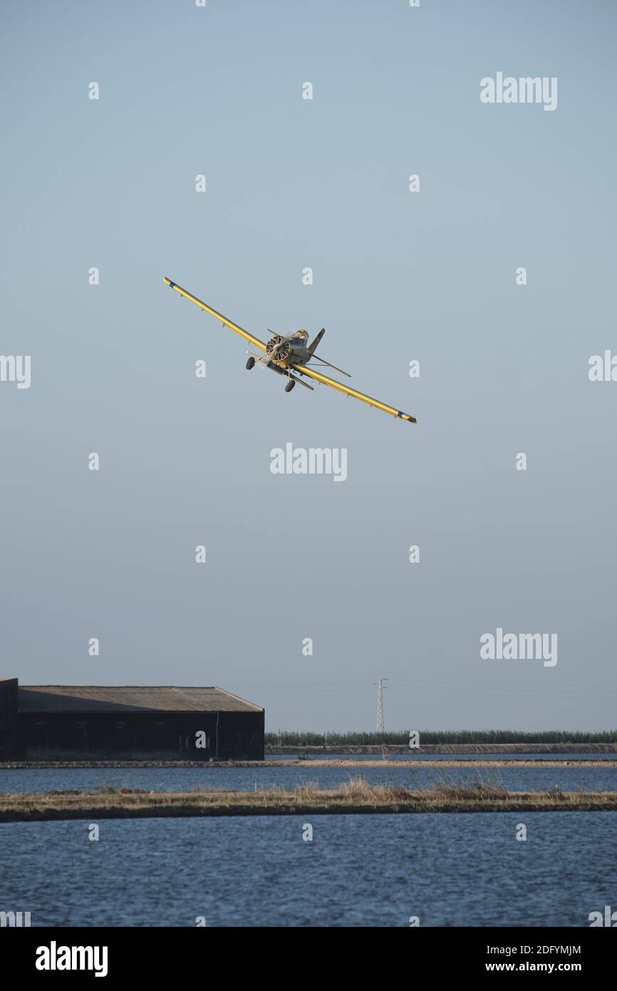 A plane flying over corn field hi-res stock photography and images - Alamy