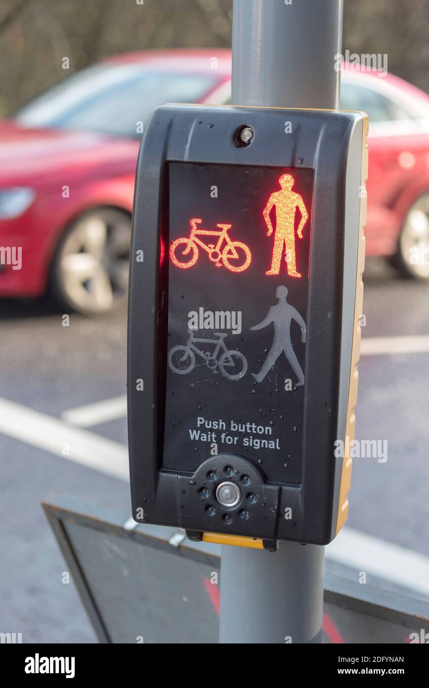 Push button road crossing hi-res stock photography and images - Alamy