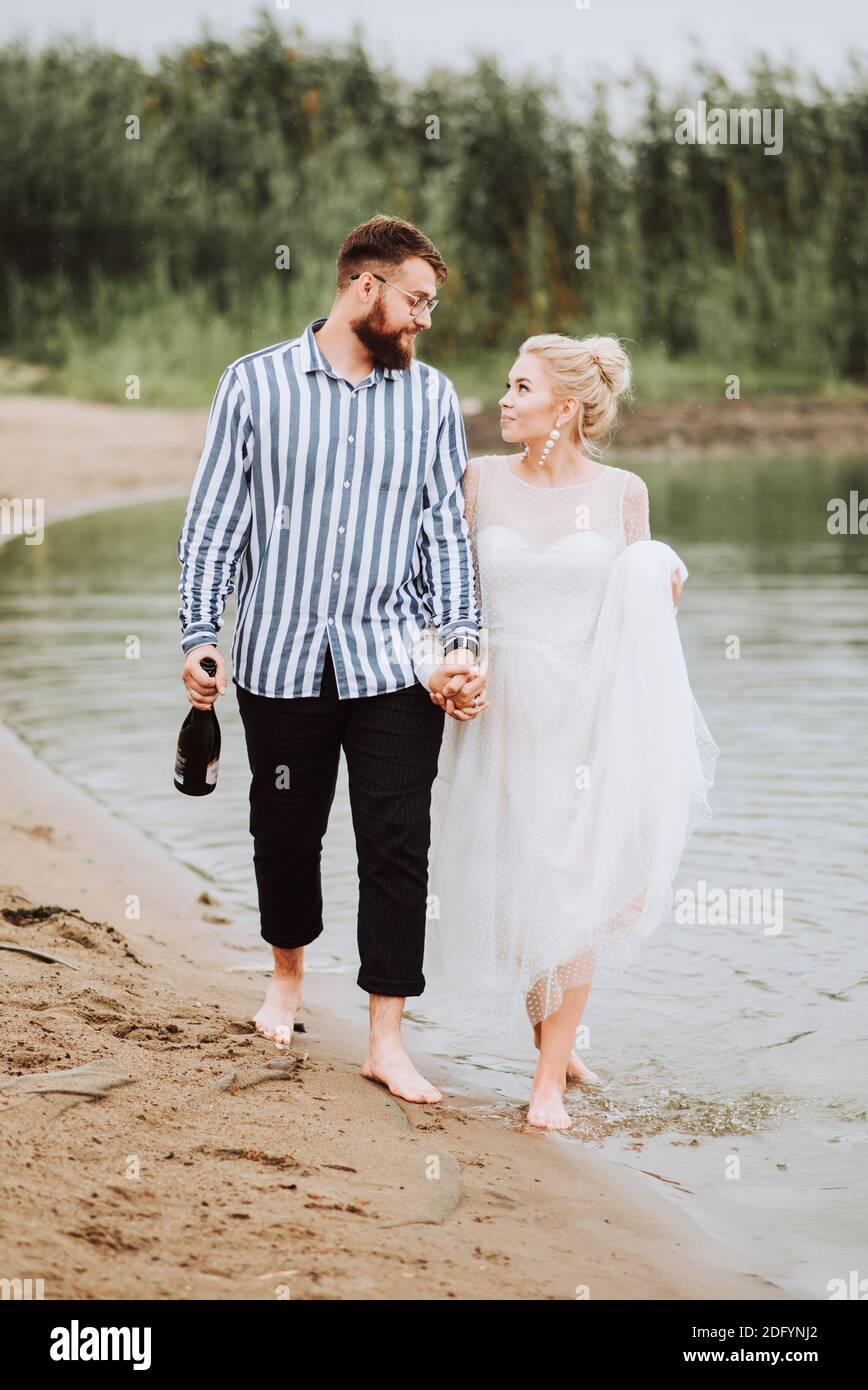 Barefoot wedding couple happy married hi-res stock photography and ...