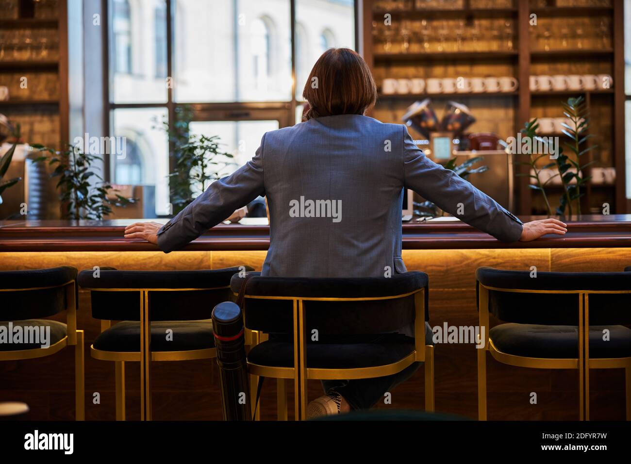Businessman hotel bar hi-res stock photography and images - Alamy