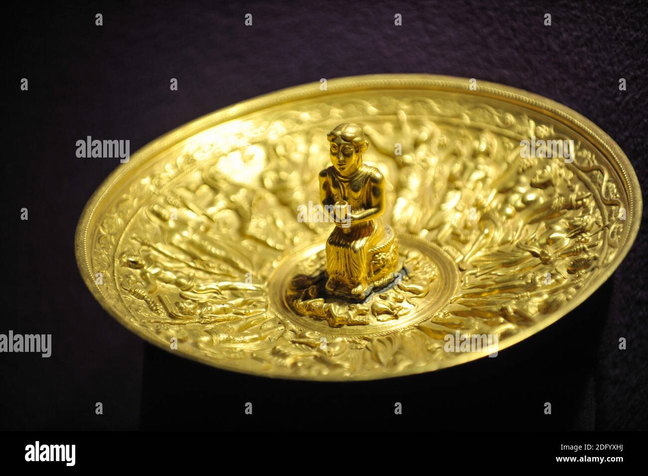 National archaeological museum jewelry hi-res stock photography and ...