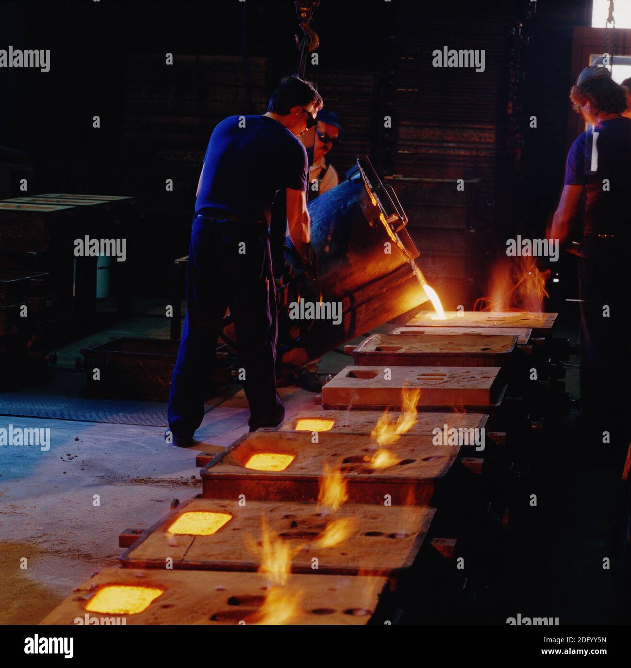 Magnesium metal hi-res stock photography and images - Alamy