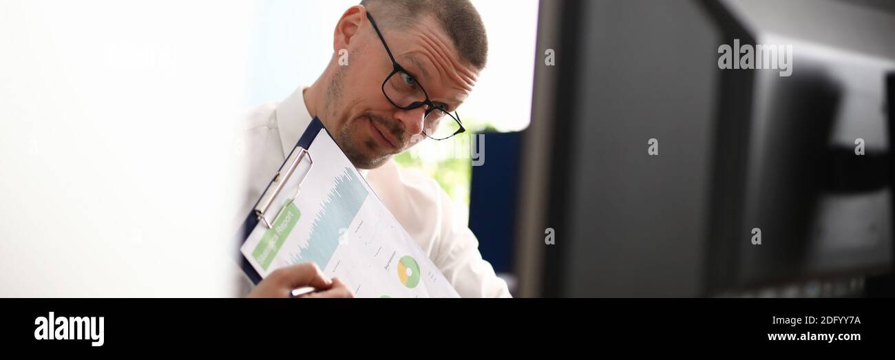 Manager explain hi-res stock photography and images - Alamy