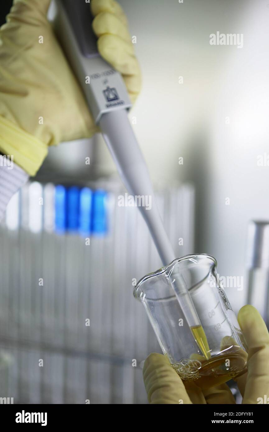 Electronic pipette hi-res stock photography and images - Alamy