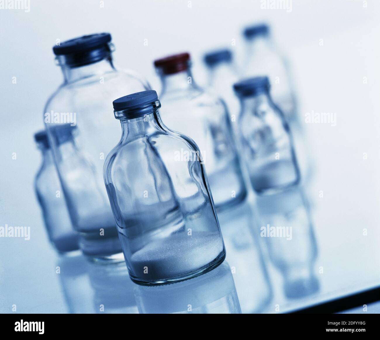 Vial of insulin hi-res stock photography and images - Alamy