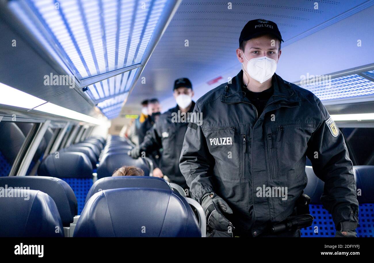 Berlin, Germany. 07th Dec, 2020. Federal police officers take a ...