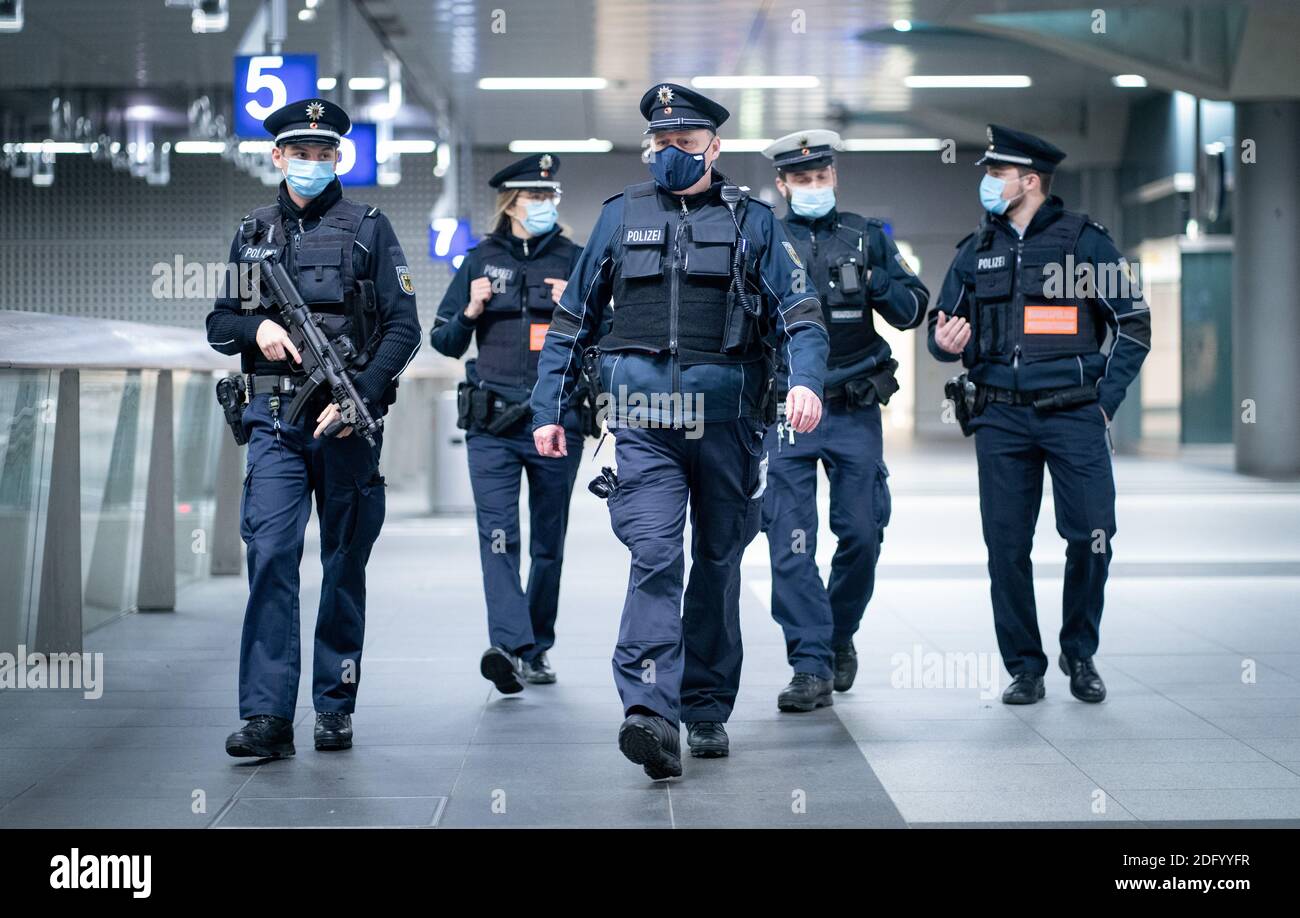 Berlin, Germany. 07th Dec, 2020. Officers of the Federal Police walk ...