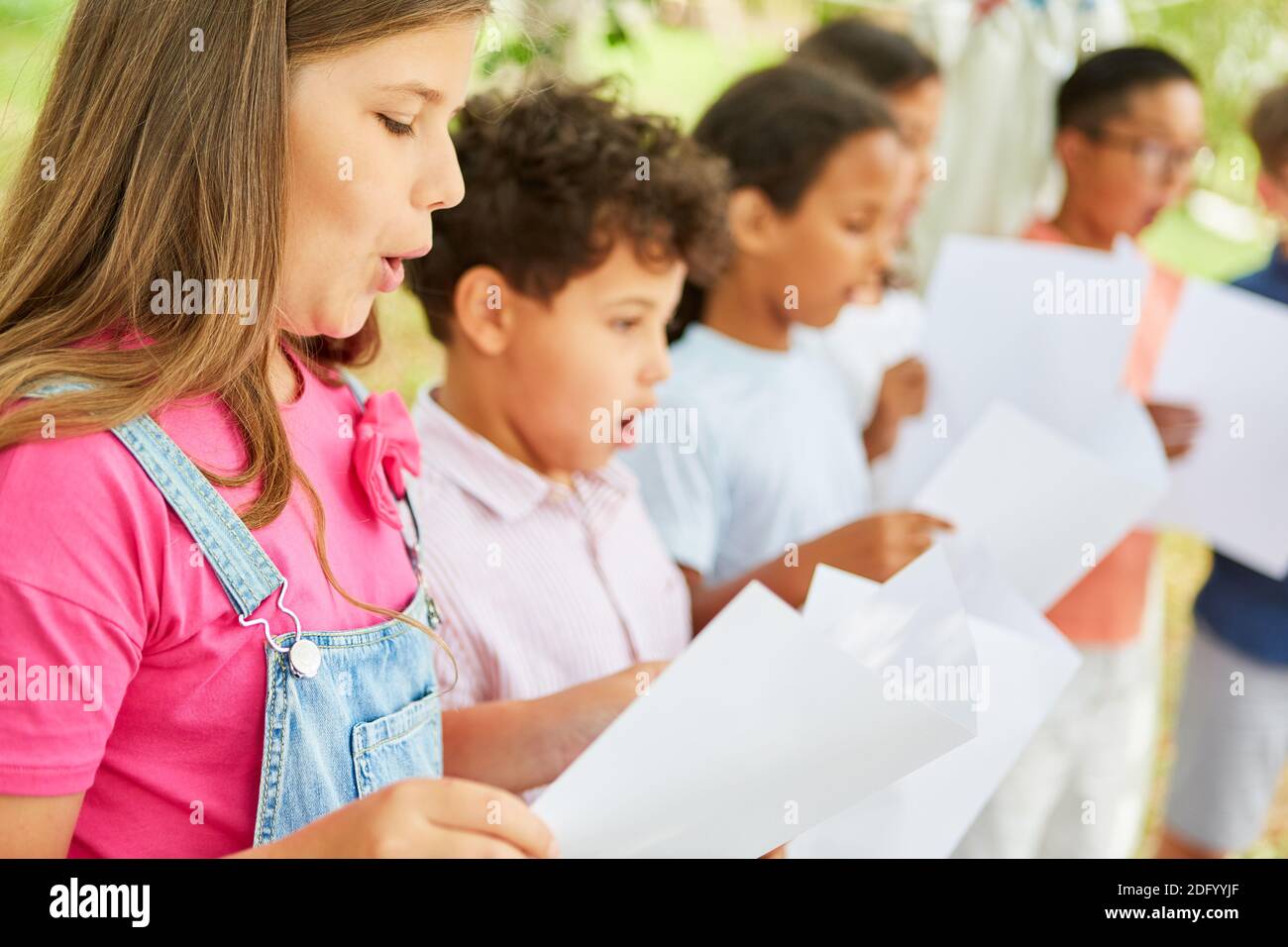 Children's choir school concert hi-res stock photography and images - Alamy