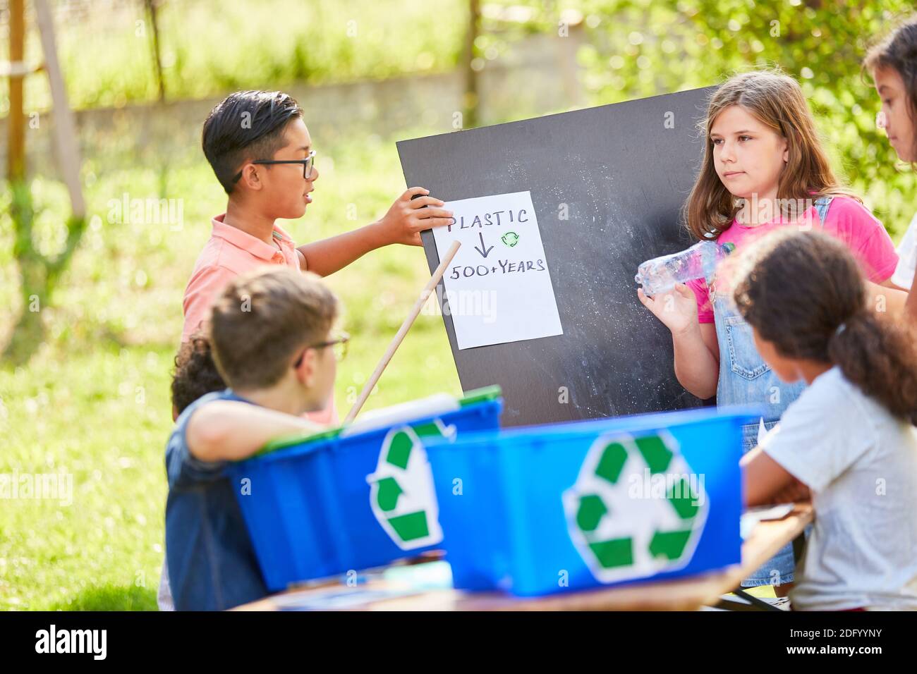 Children recycling hi-res stock photography and images - Alamy