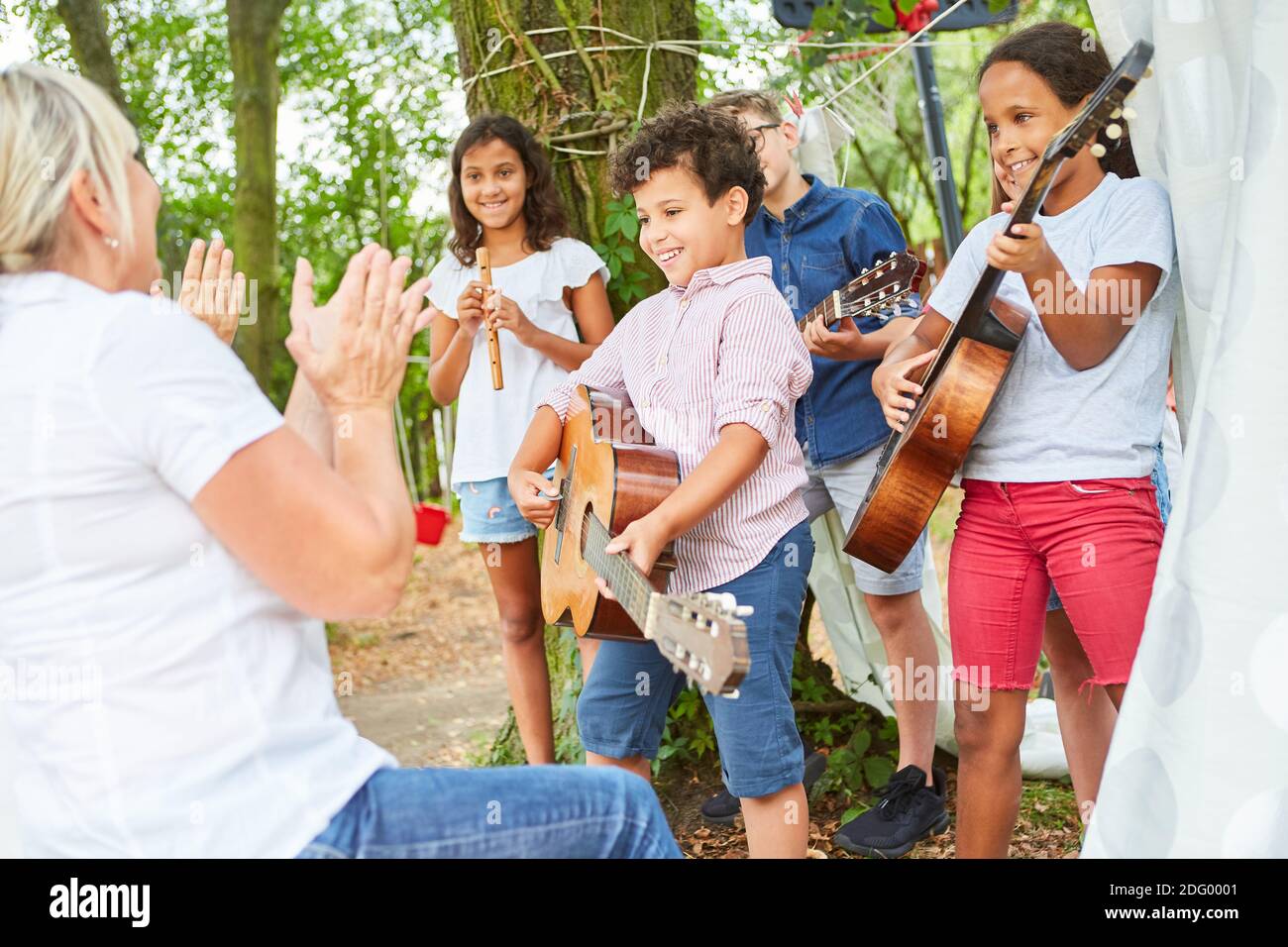 Child music audience clap hi-res stock photography and images - Alamy