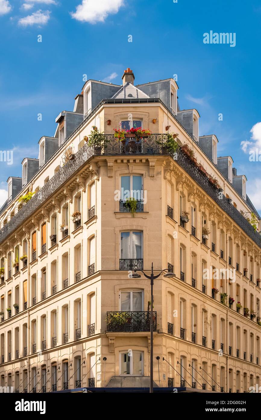 Paris, beautiful building, typical parisian facade Stock Photo - Alamy