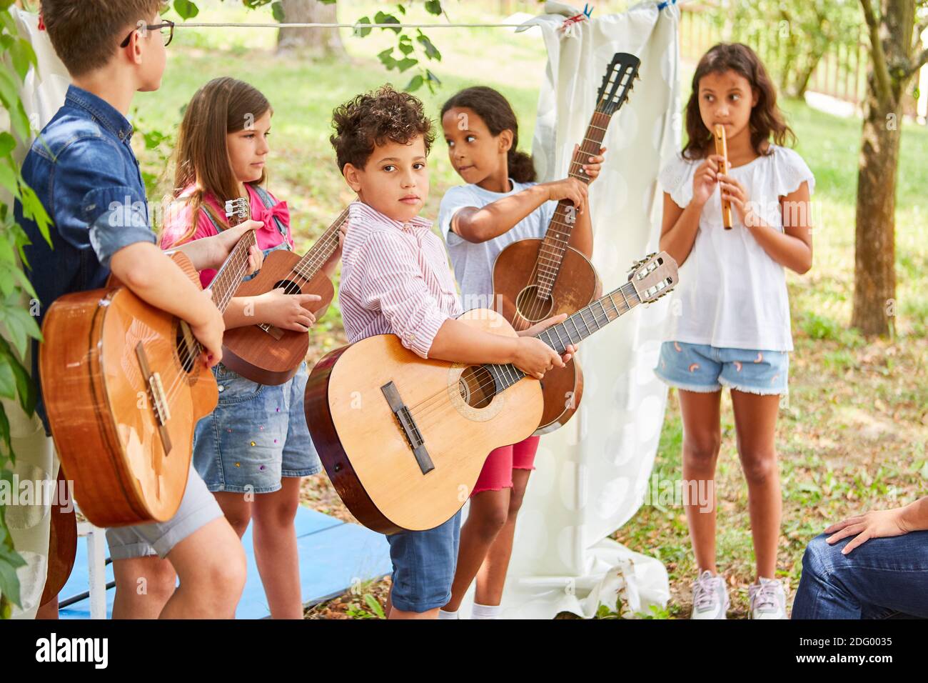 Show kids hi-res stock photography and images - Alamy