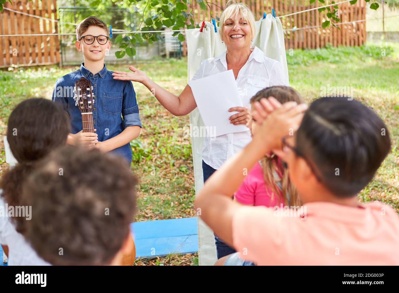 School stage performance clap hi-res stock photography and images - Alamy