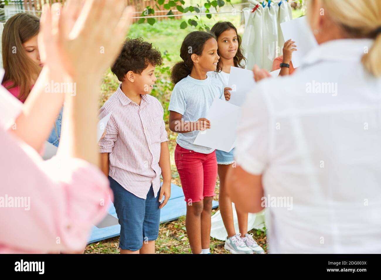 Child music audience clap hi-res stock photography and images - Alamy