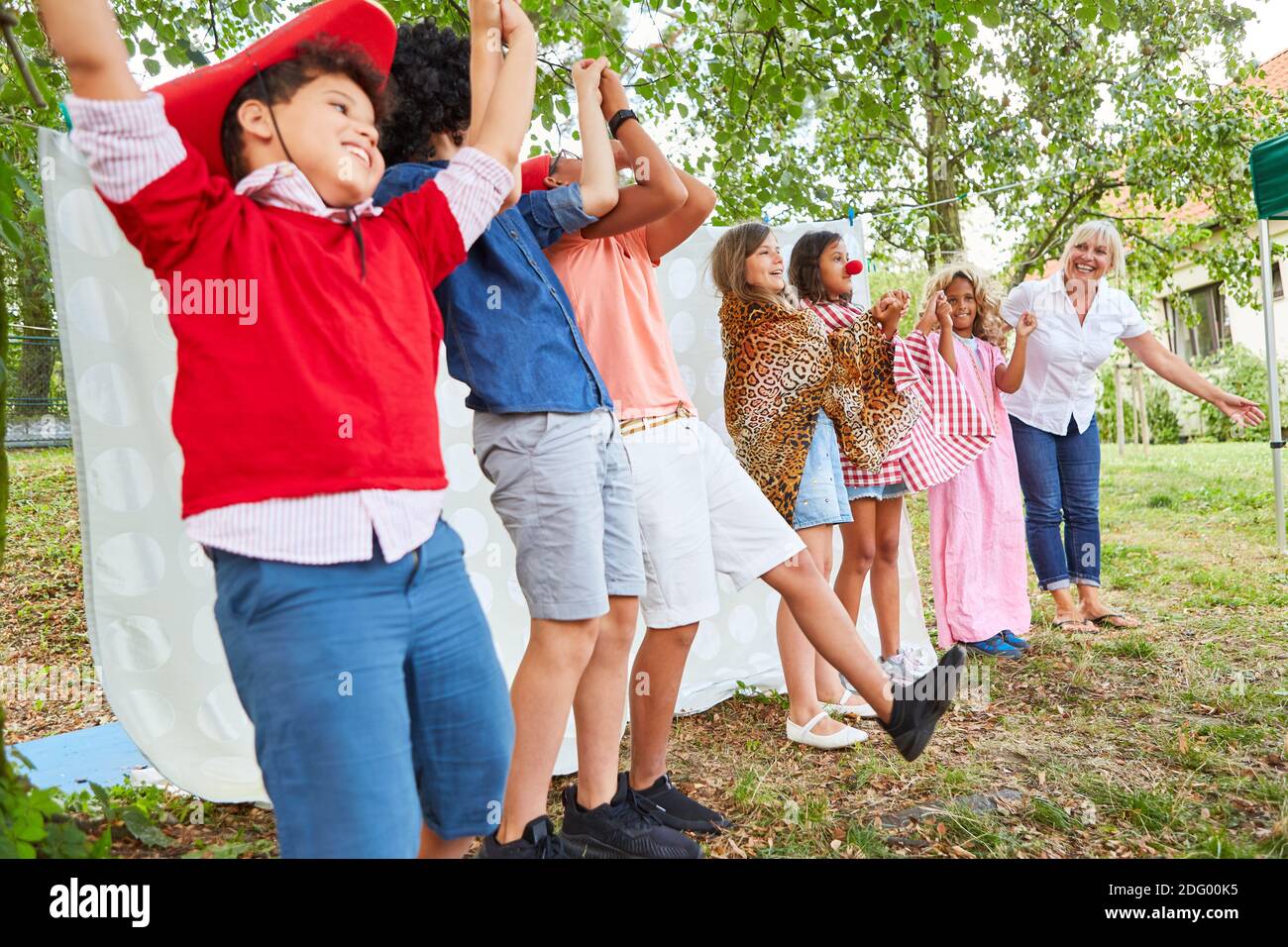 Children cheering group hi-res stock photography and images - Alamy