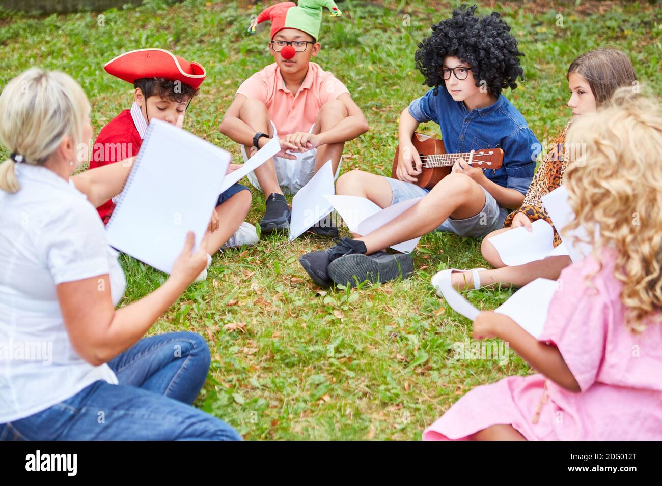 Children performing in summer camp hi-res stock photography and images ...