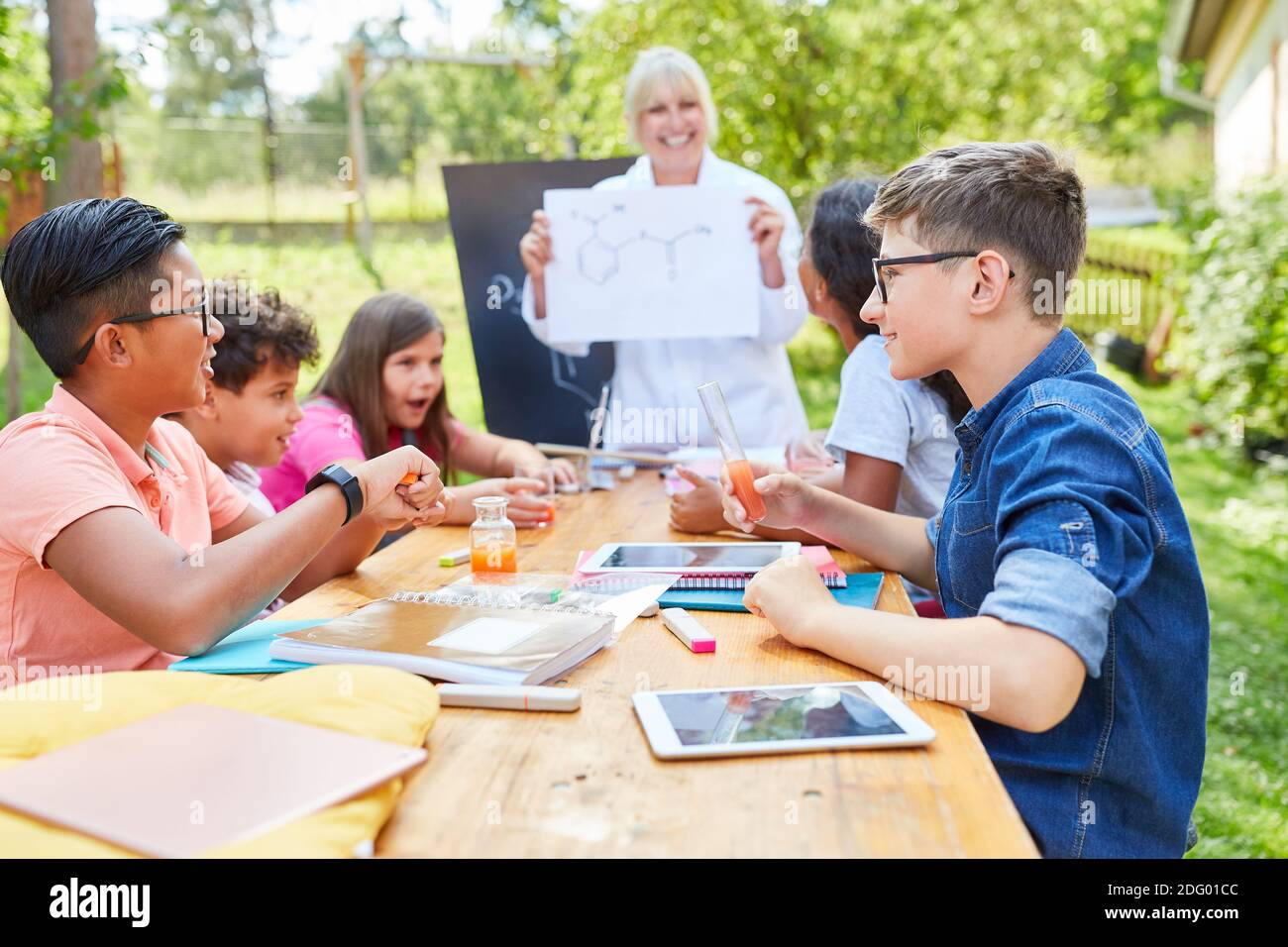 Multicultural kids drawing hi-res stock photography and images - Alamy