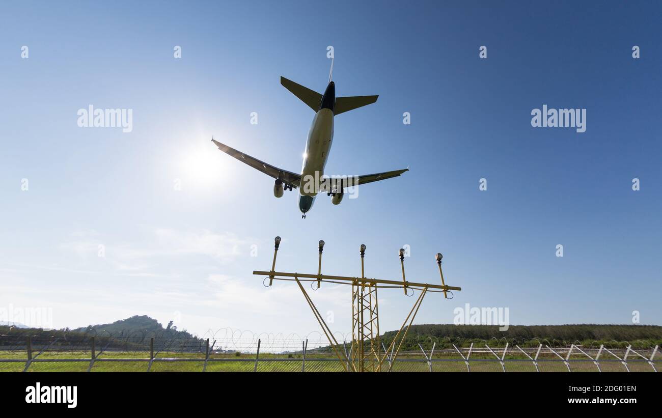 Aircraft landing overhead hi-res stock photography and images - Alamy