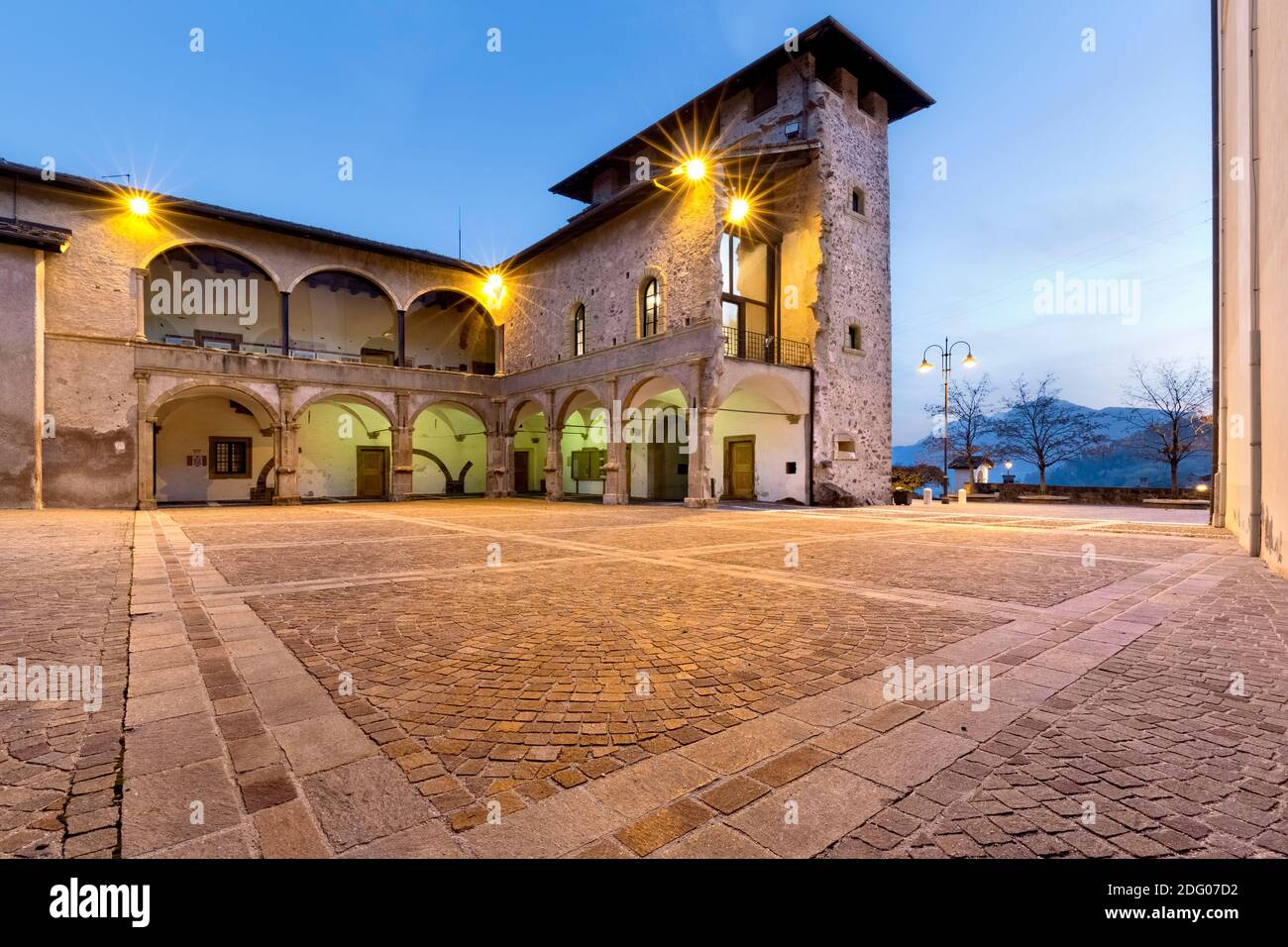 Medieval palaces hi-res stock photography and images - Alamy