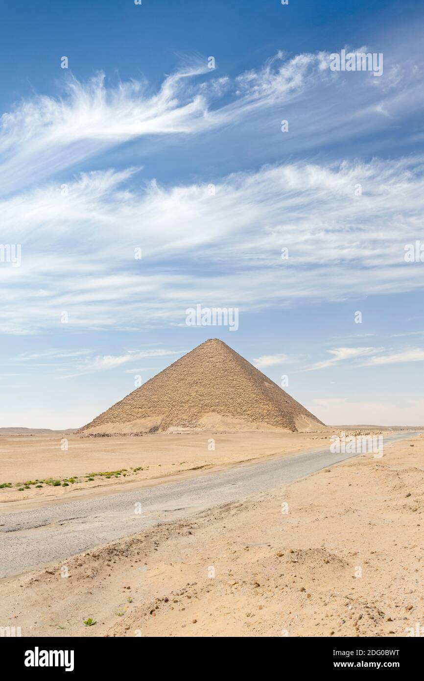 The red pyramid at Dahshur, Egypt Stock Photo - Alamy