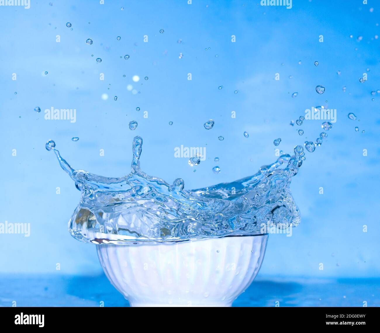 Close-up splash of blue fluid in plate Stock Photo - Alamy