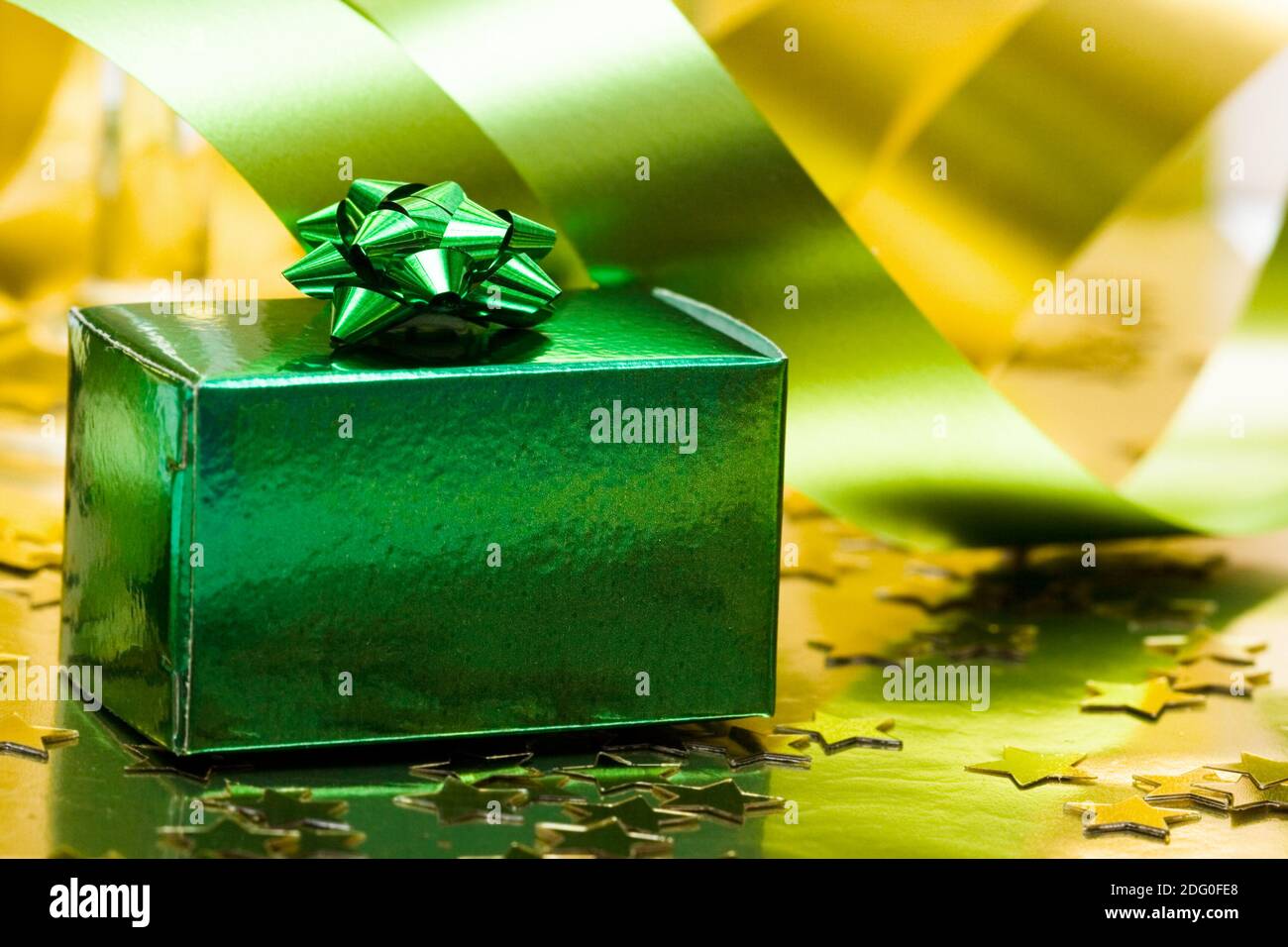 Green gift box with ribbon Stock Photo - Alamy