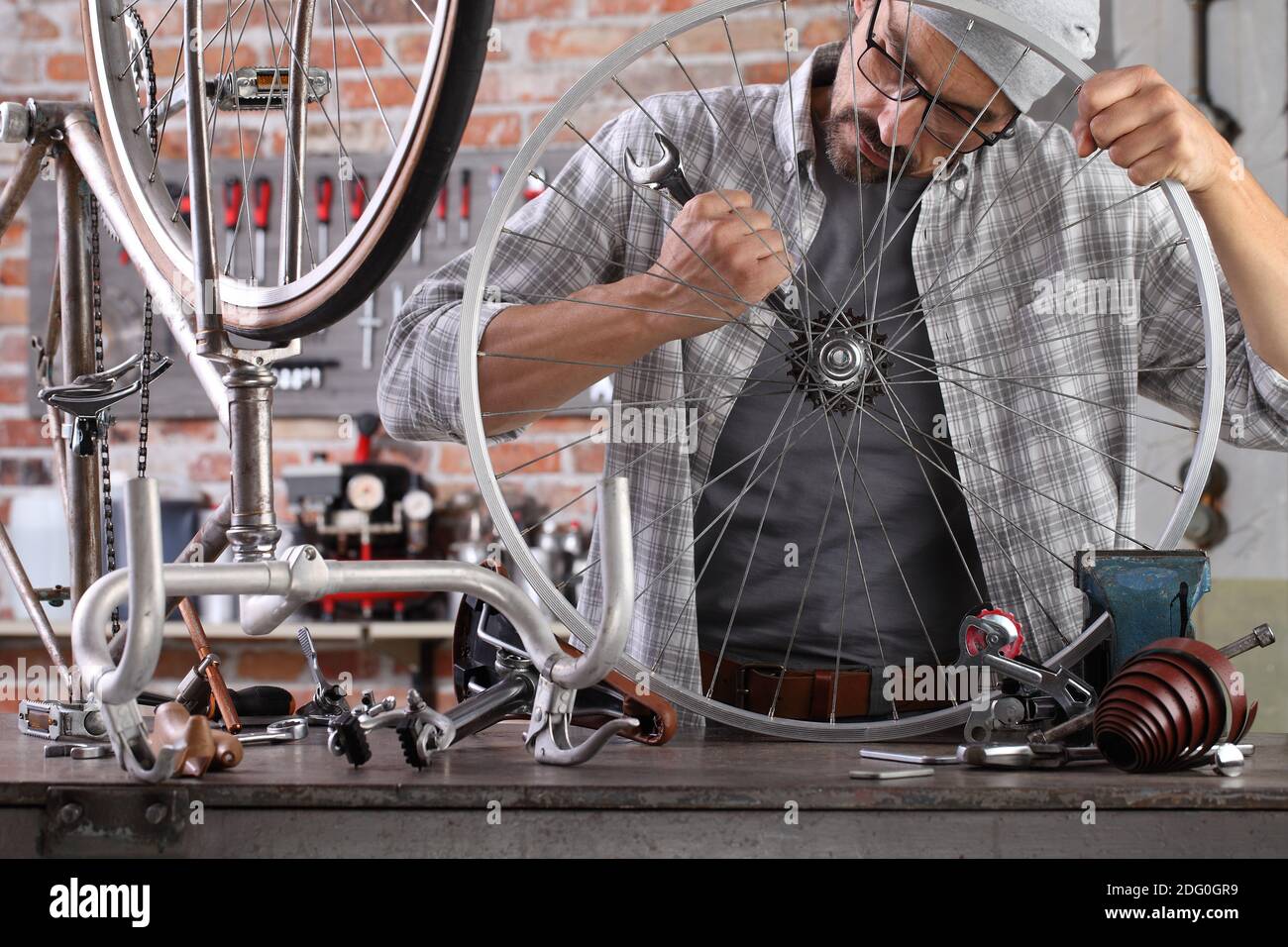 Man garage do it yourself hi-res stock photography and images - Alamy