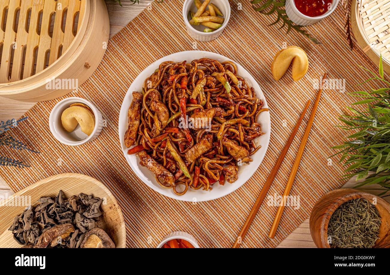 Chicken chow mein, traditional Chinese main course food Stock Photo - Alamy