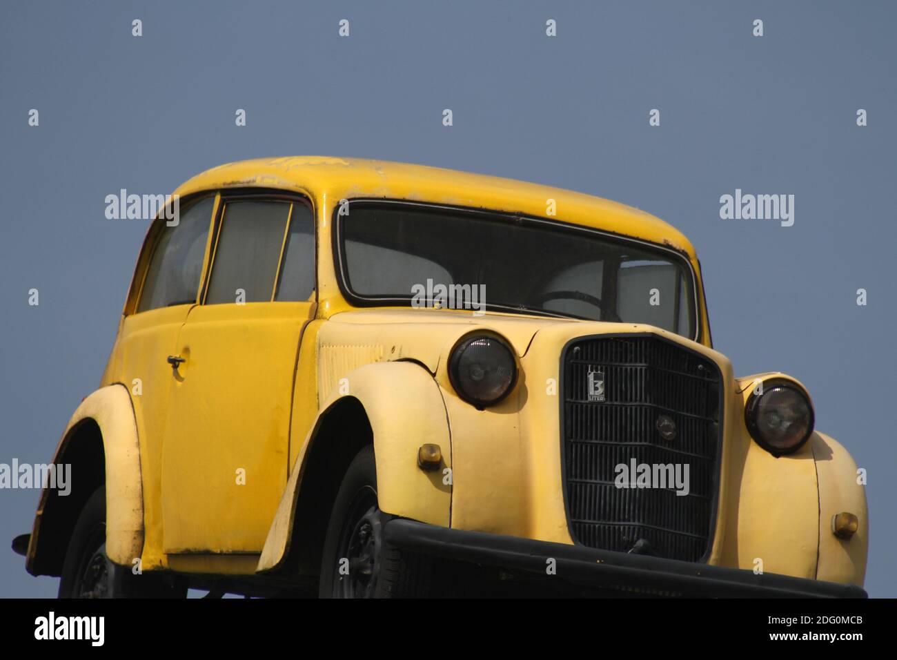 Yellow oldtimer hi-res stock photography and images - Alamy