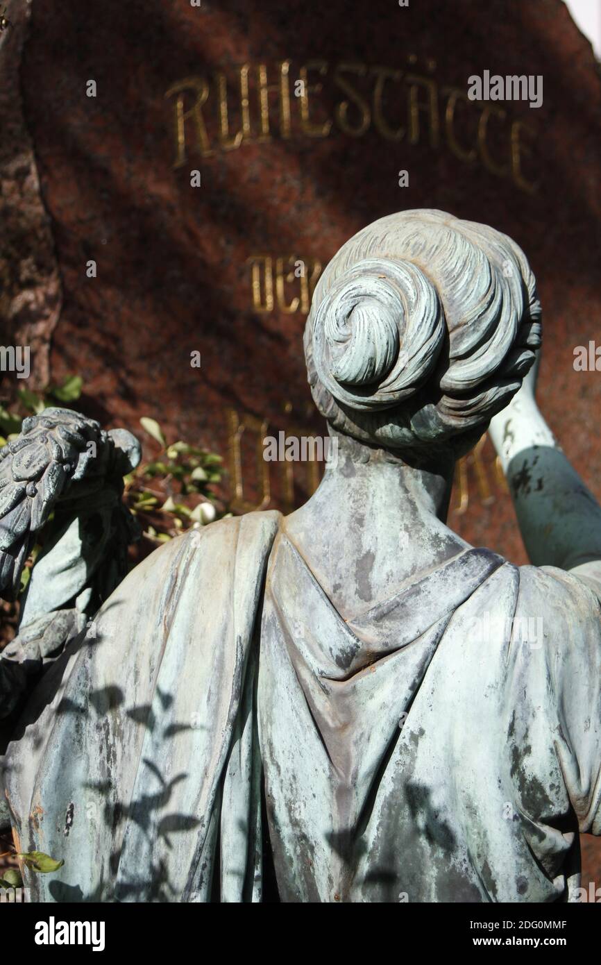 Grave figure hi-res stock photography and images - Alamy